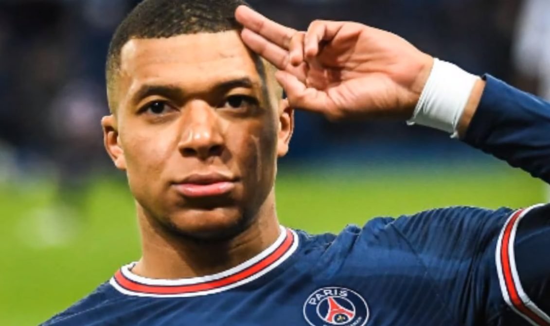 Mbappe Cheveux Rose - LaCélébrité