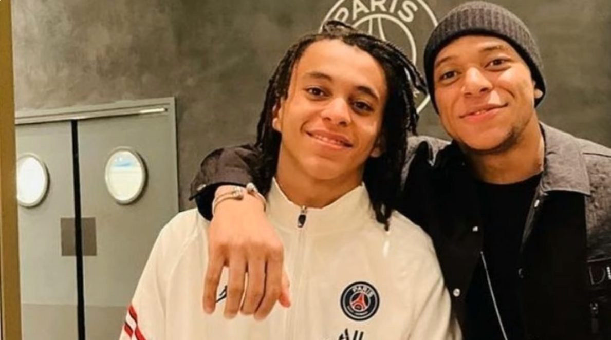 Mbappe Cheveux Rose - LaCélébrité